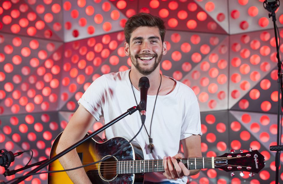 Sofia Alvaro Soler Chitarra